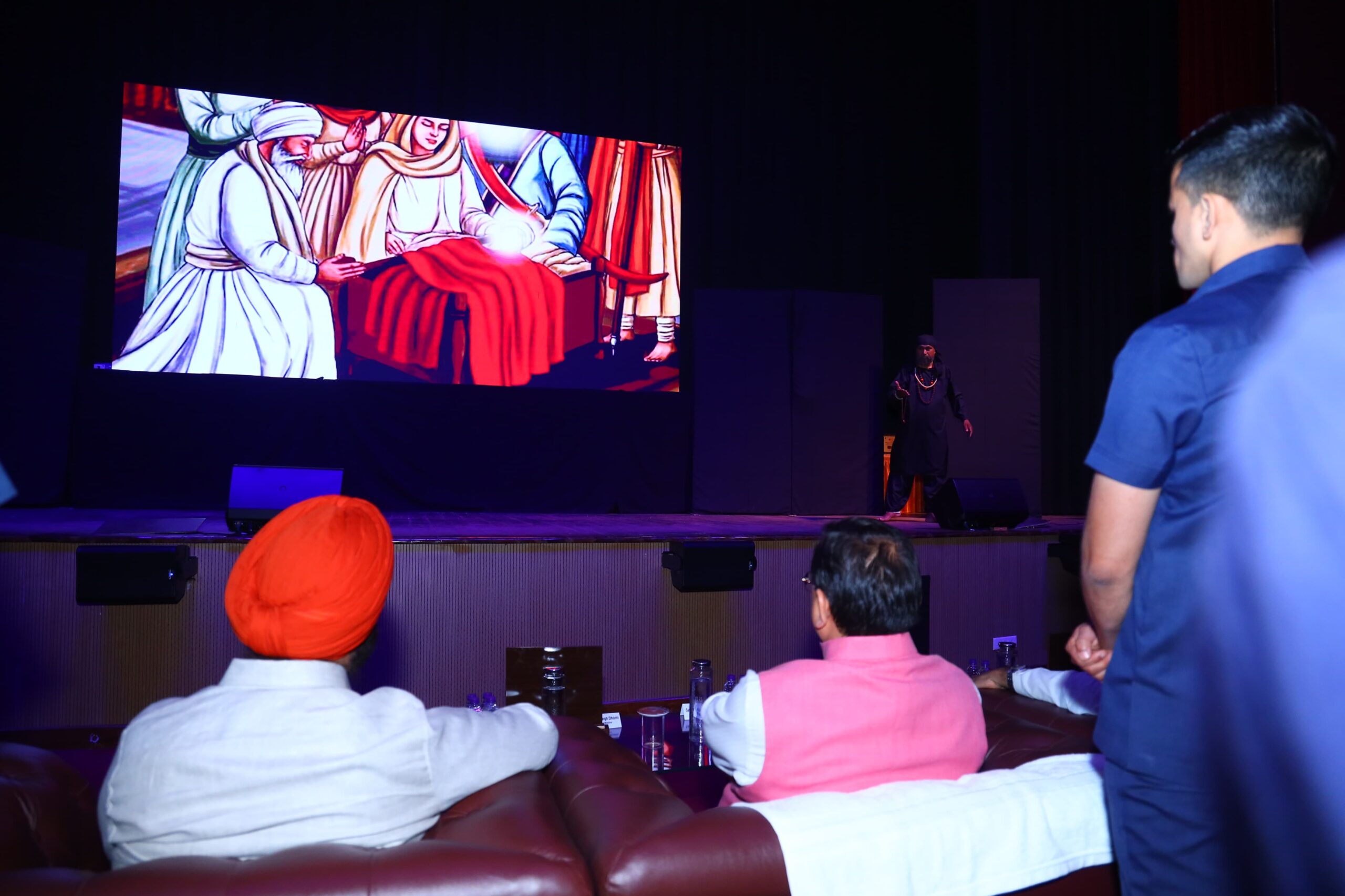 Dehradun: CM धामी ने ‘हिन्द दी चादर’ नाटक मंचन में किया प्रतिभाग